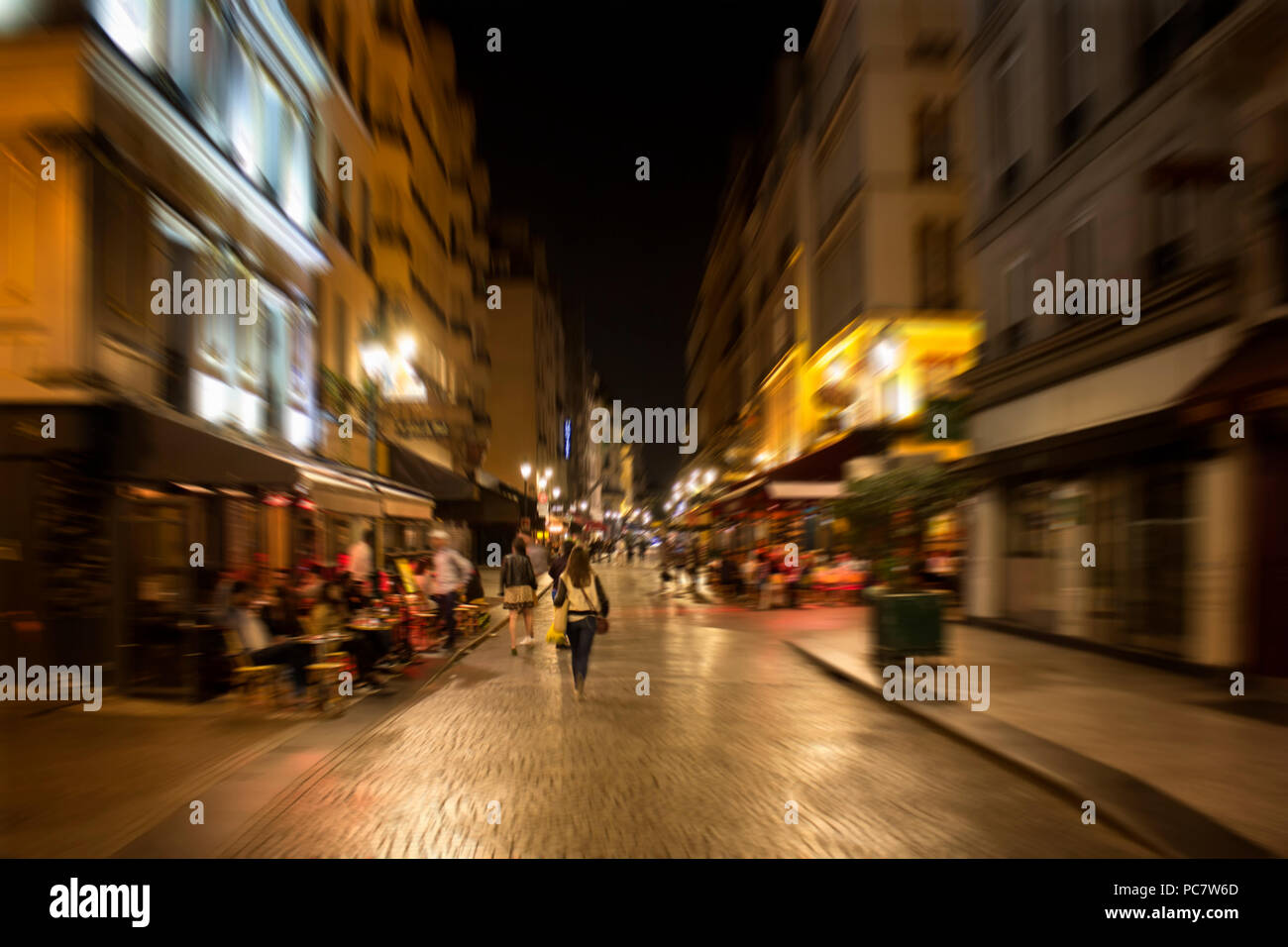 Women walking paris street summer hi-res stock photography and images ...