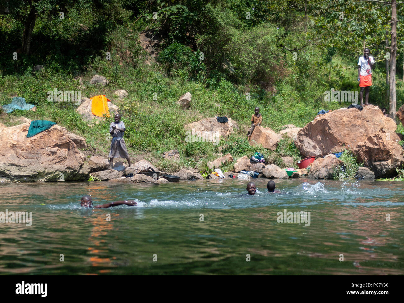 Ugandan families washing in the river Nile at Jinja, Uganda Stock Photo ...