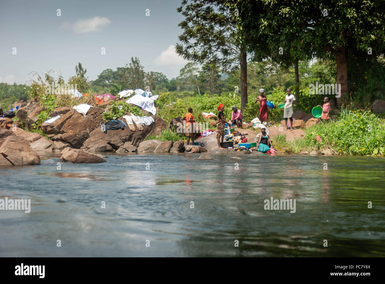 Ugandan families washing in the river Nile at Jinja, Uganda Stock Photo ...