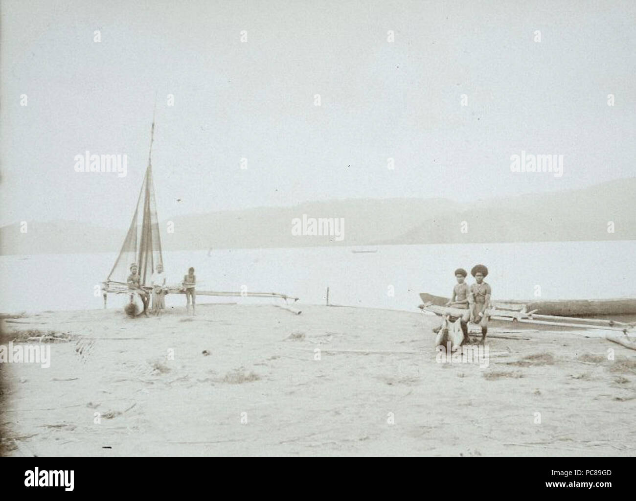 66 Papuans and proas on Metu Debi's beach - Collectie stichting ...