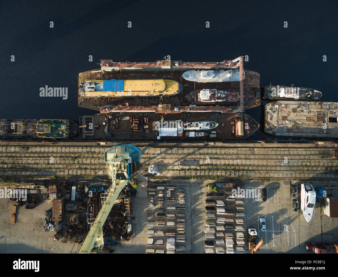 Overhead ships crane hi-res stock photography and images - Alamy