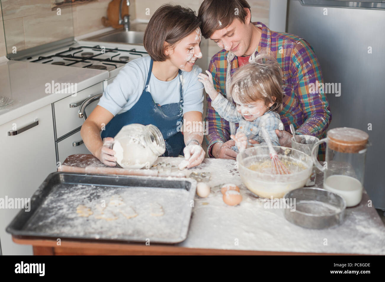 Messy baking family hi-res stock photography and images - Alamy
