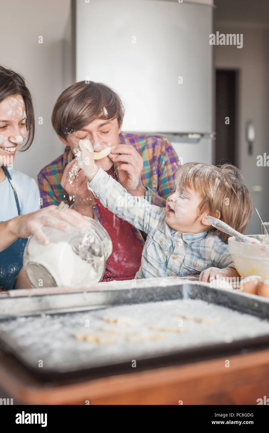 Messy baking family hi-res stock photography and images - Alamy