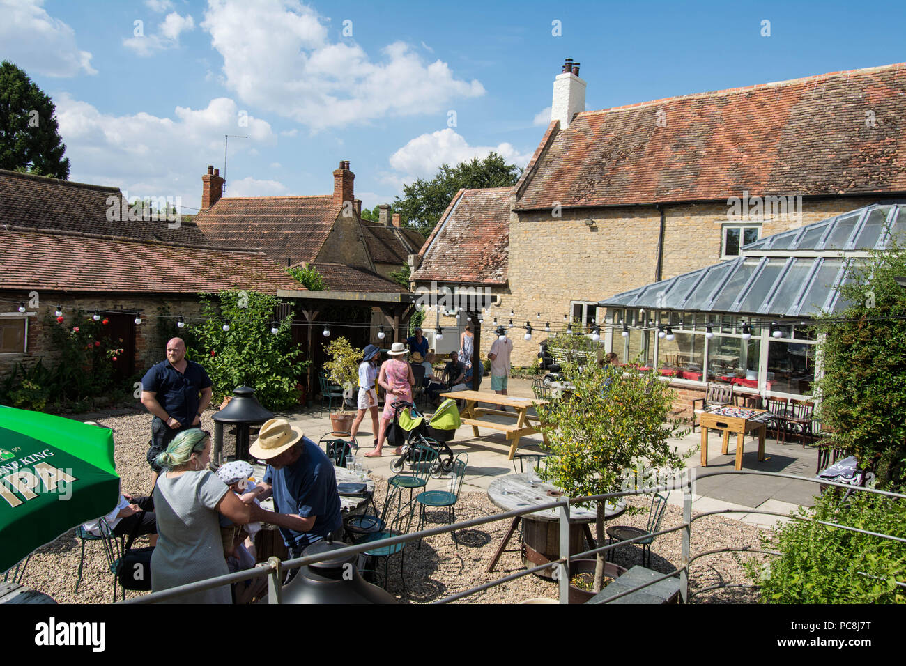The old green tree pub exterior hi-res stock photography and images - Alamy