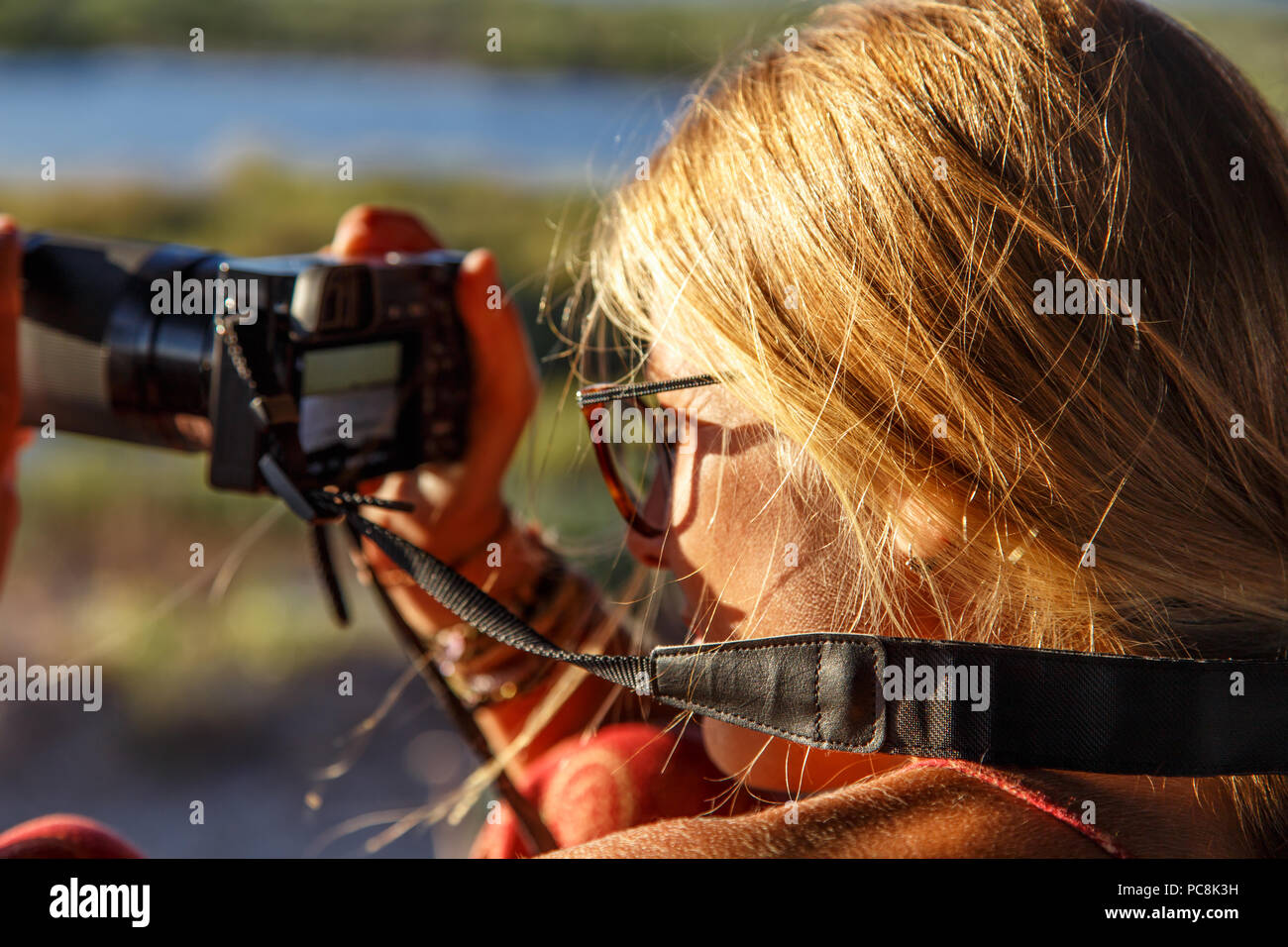 girl taking pictures with a professional camera Stock Photo - Alamy