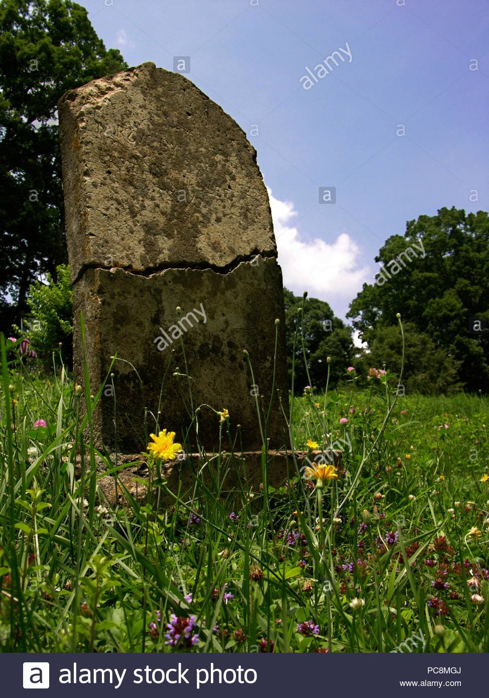 Broken Tombstone Stock Photos & Broken Tombstone Stock Images - Alamy
