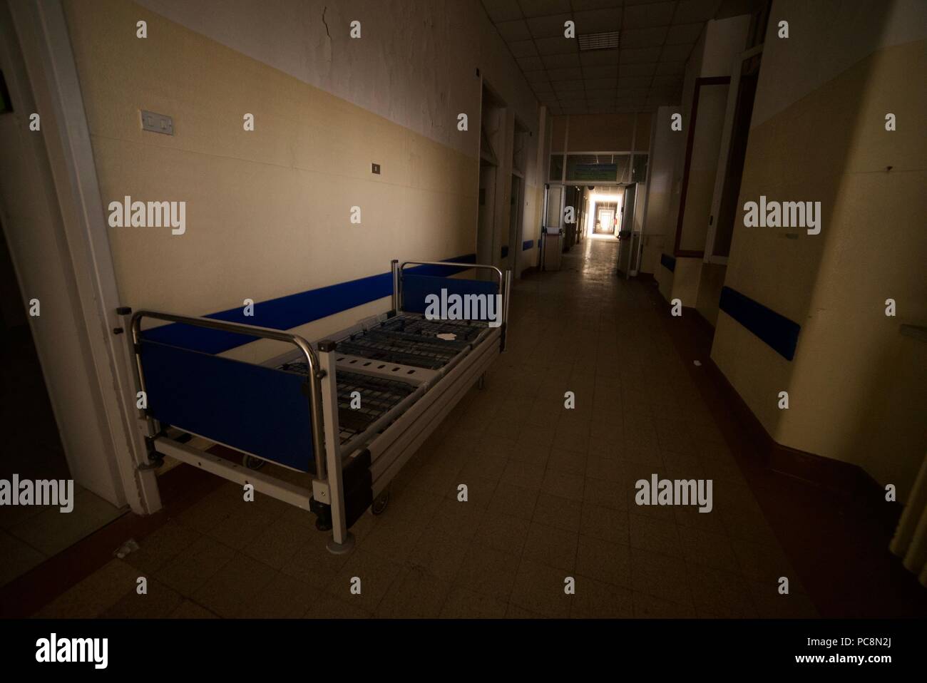 Hospital beds in corridor hi-res stock photography and images - Alamy
