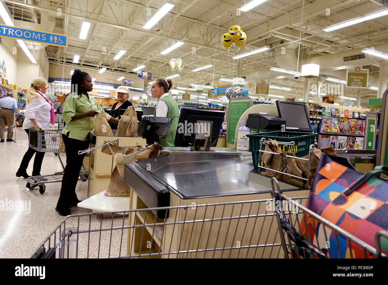 Grocery Store Checkout Line Stock Photos & Grocery Store Checkout Line ...