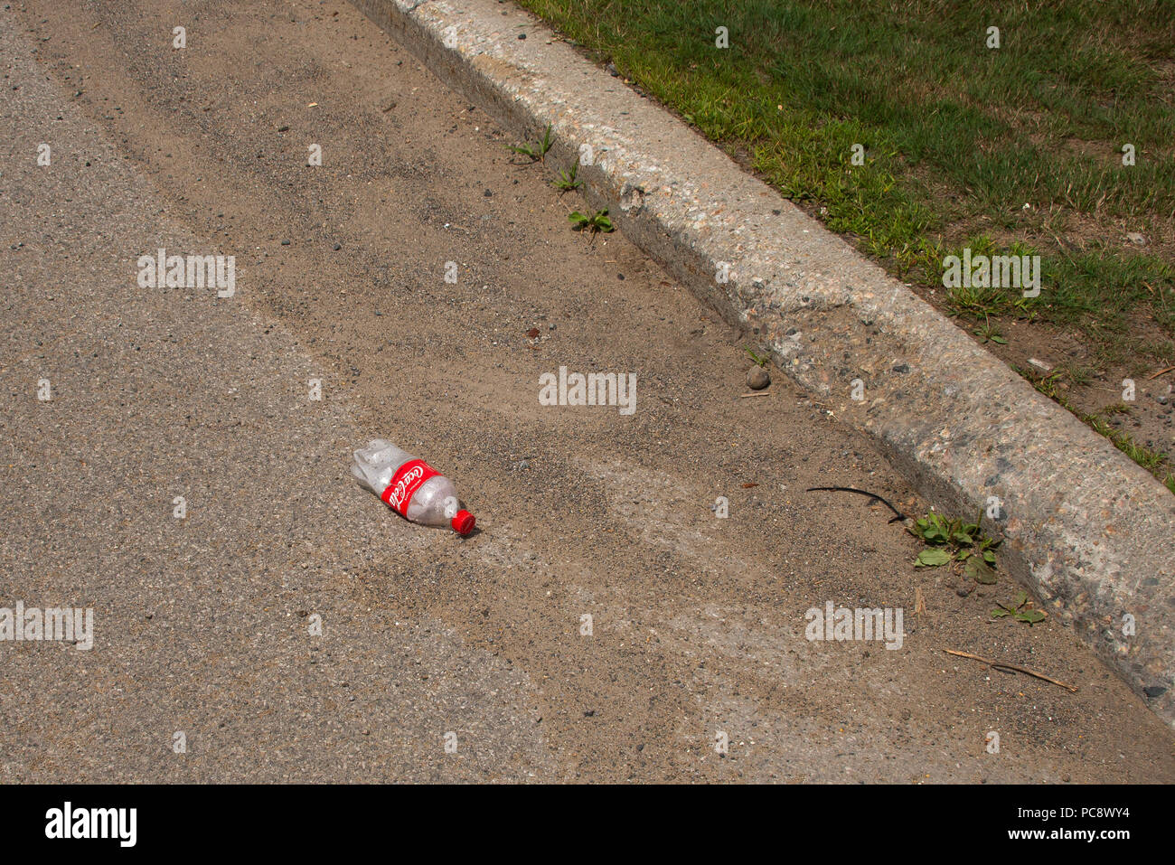 Curb litter hi-res stock photography and images - Alamy