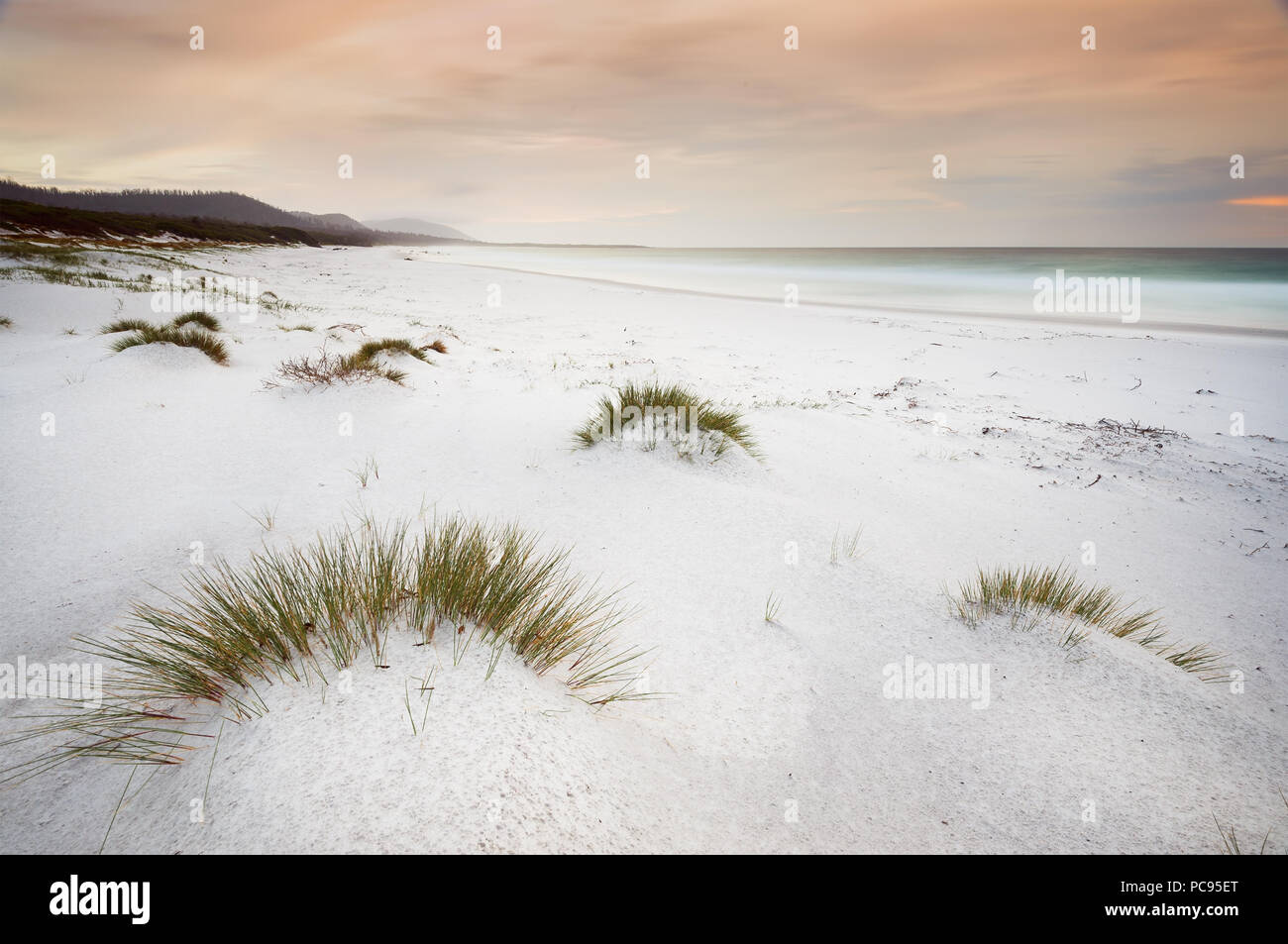 Beautiful beach scenery at Friendly Beaches in Freycinet National Park ...