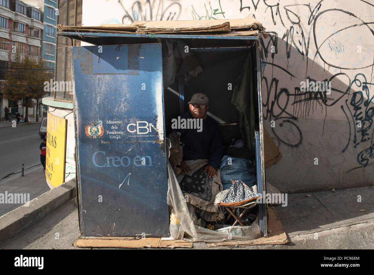Old man working hard hi-res stock photography and images - Alamy