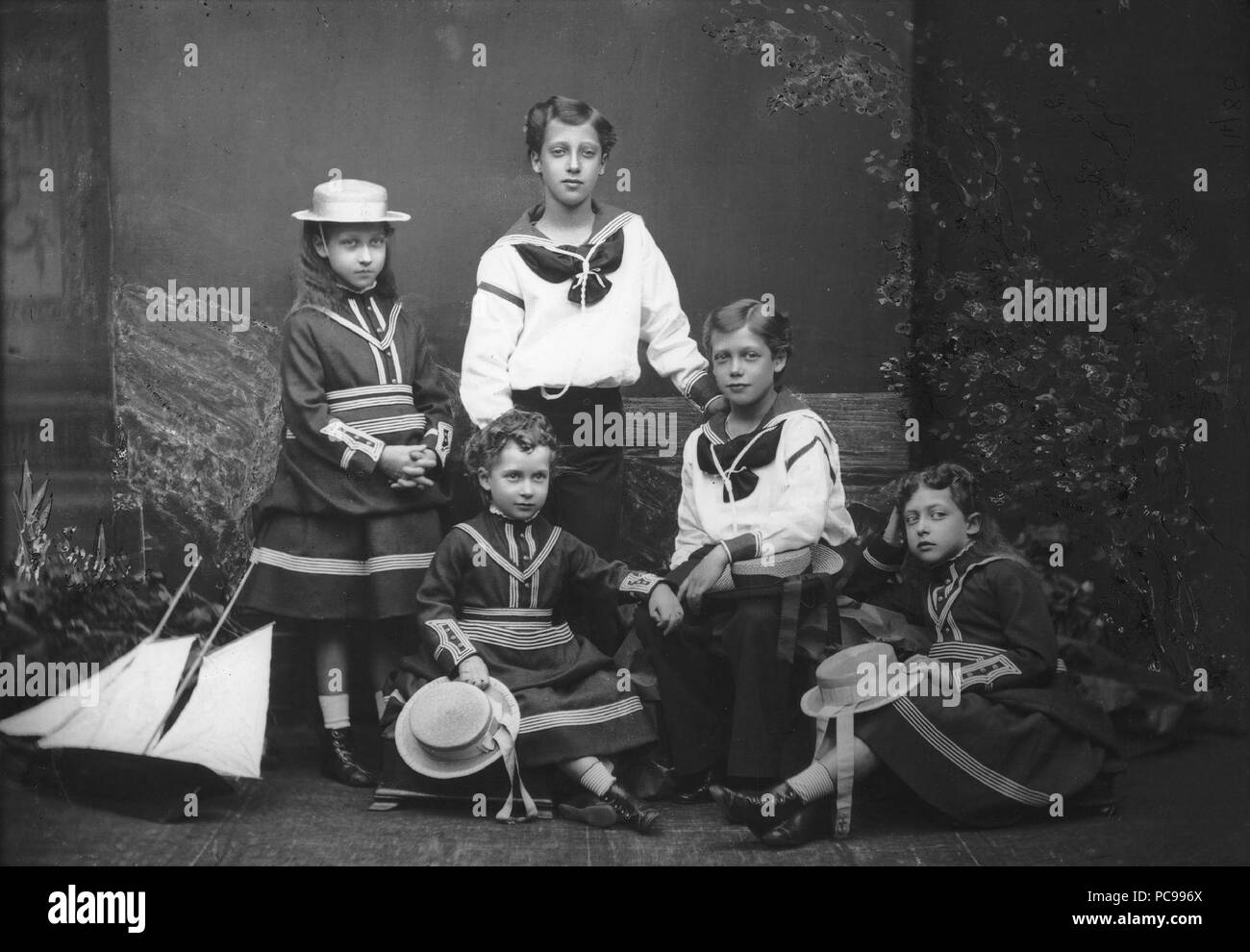 Royal family group hi-res stock photography and images - Alamy