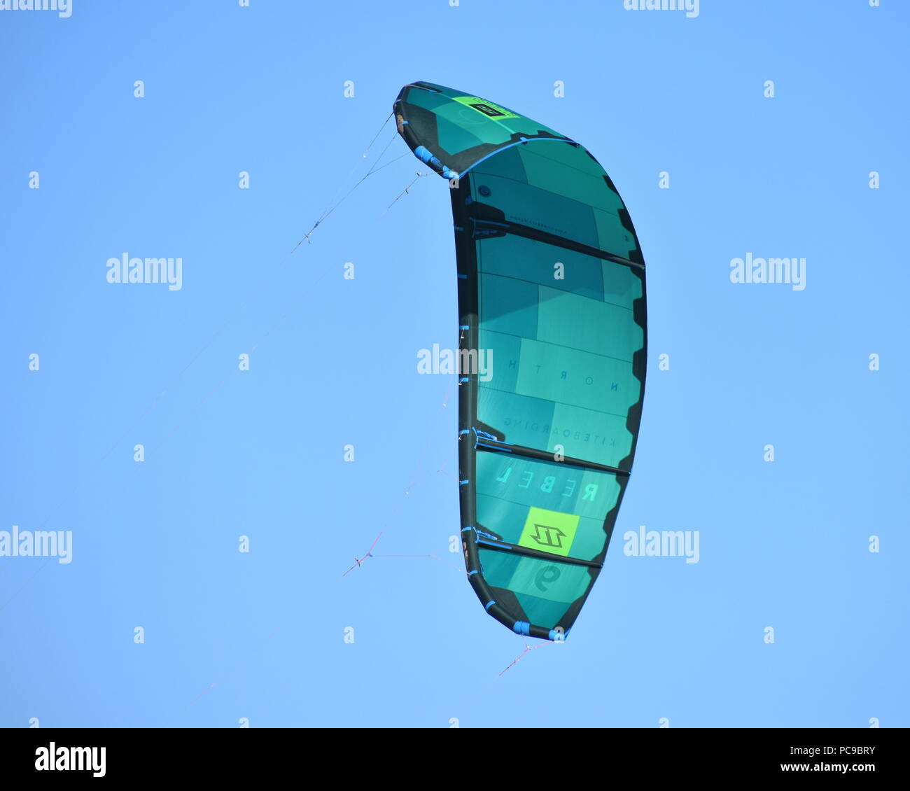 Surfing kites hi-res stock photography and images - Alamy