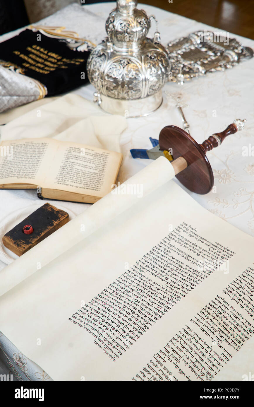 Sefer torah hi-res stock photography and images - Alamy