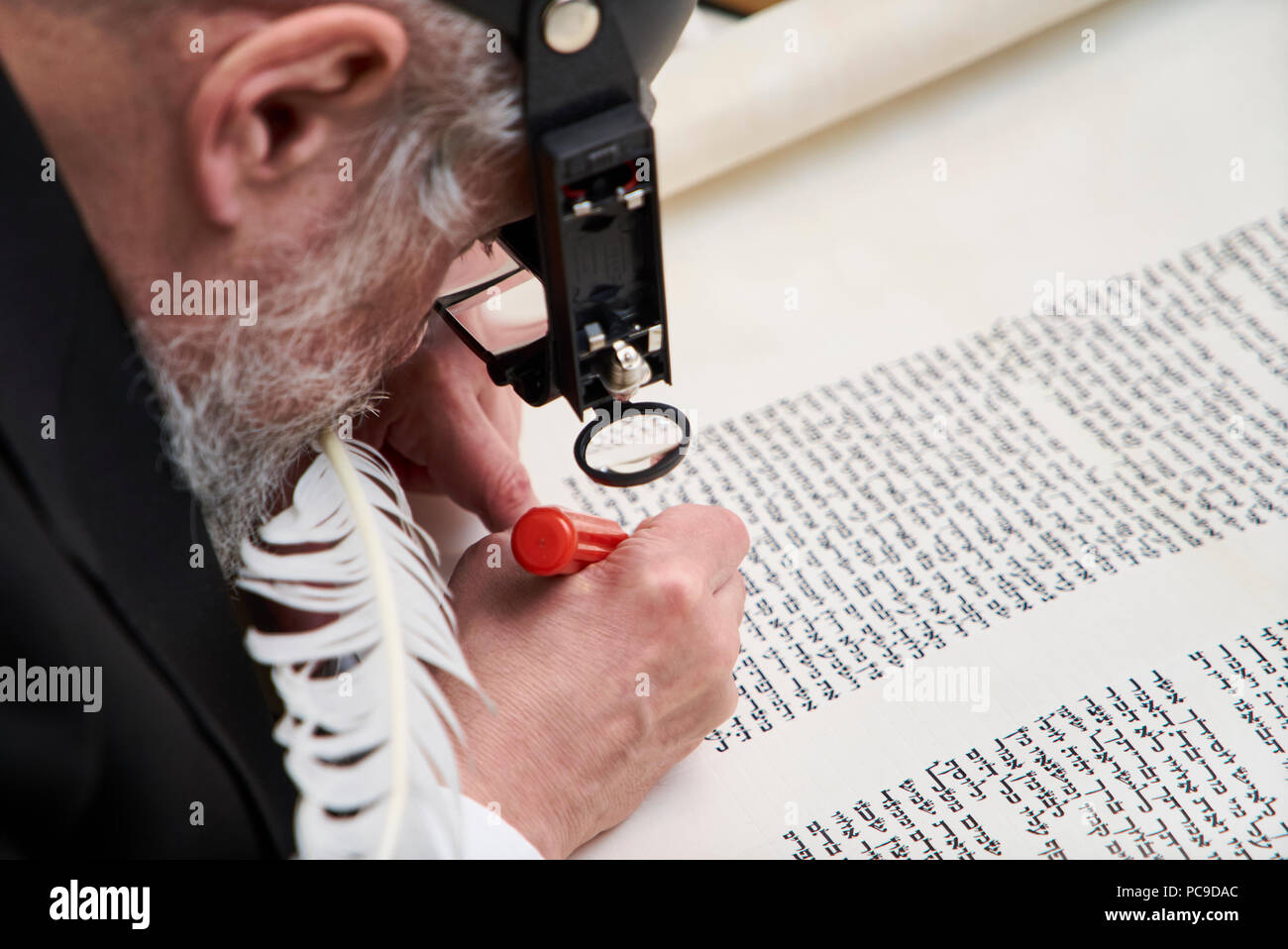 Sefer torah scroll hi-res stock photography and images - Alamy