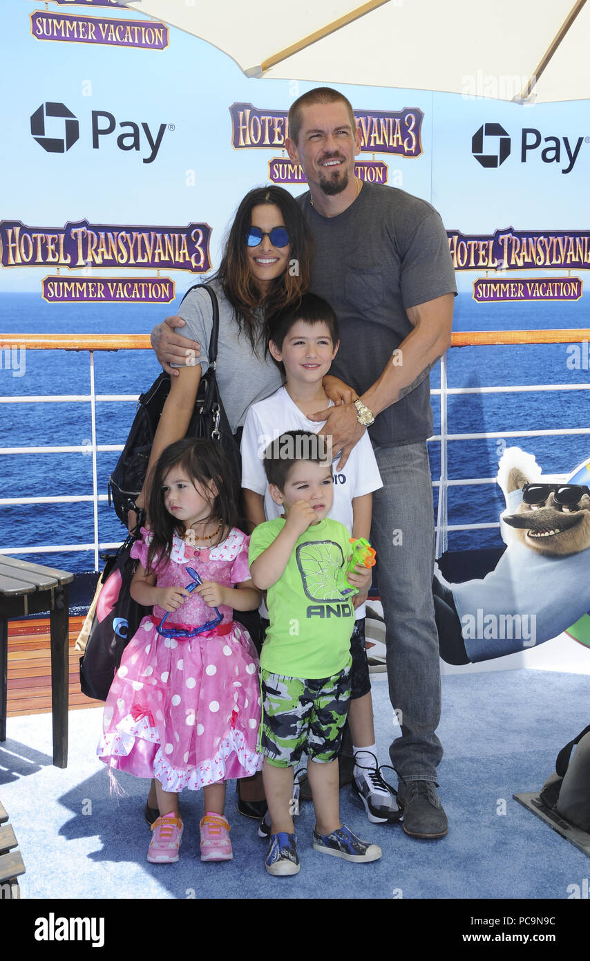 Hotel Transylvania 3 Summer Vacation Featuring: Sarah Shahi, Violet ...