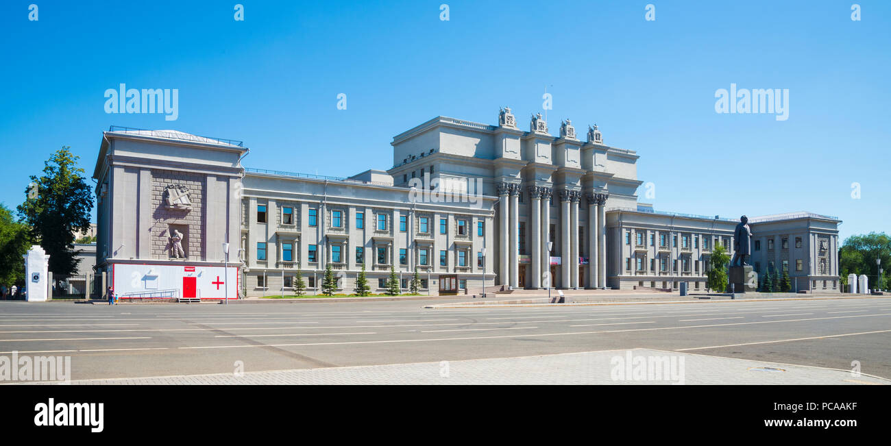 Opera and ballet building on Kuibyshev square in Samara, Russia Stock ...