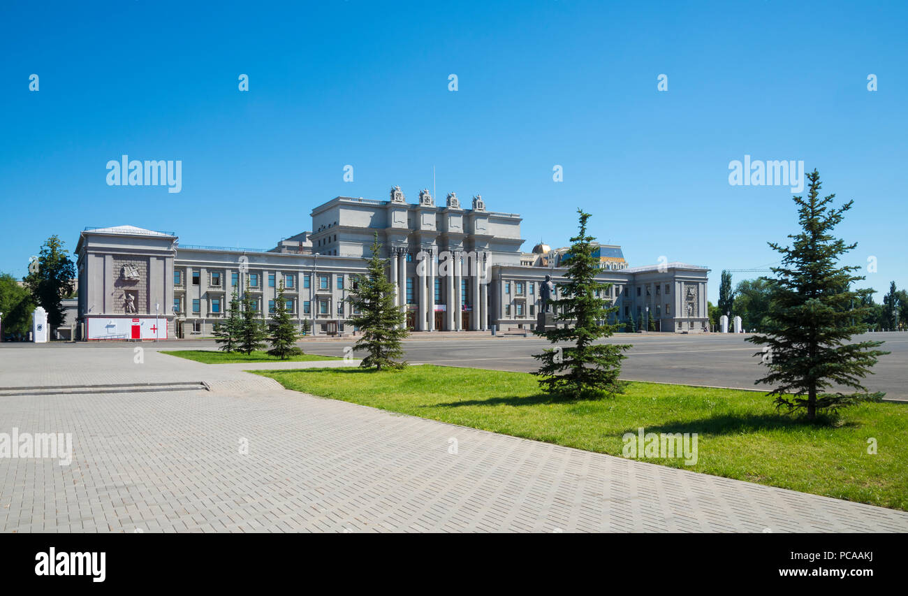Opera and ballet building on Kuibyshev square in Samara, Russia Stock ...