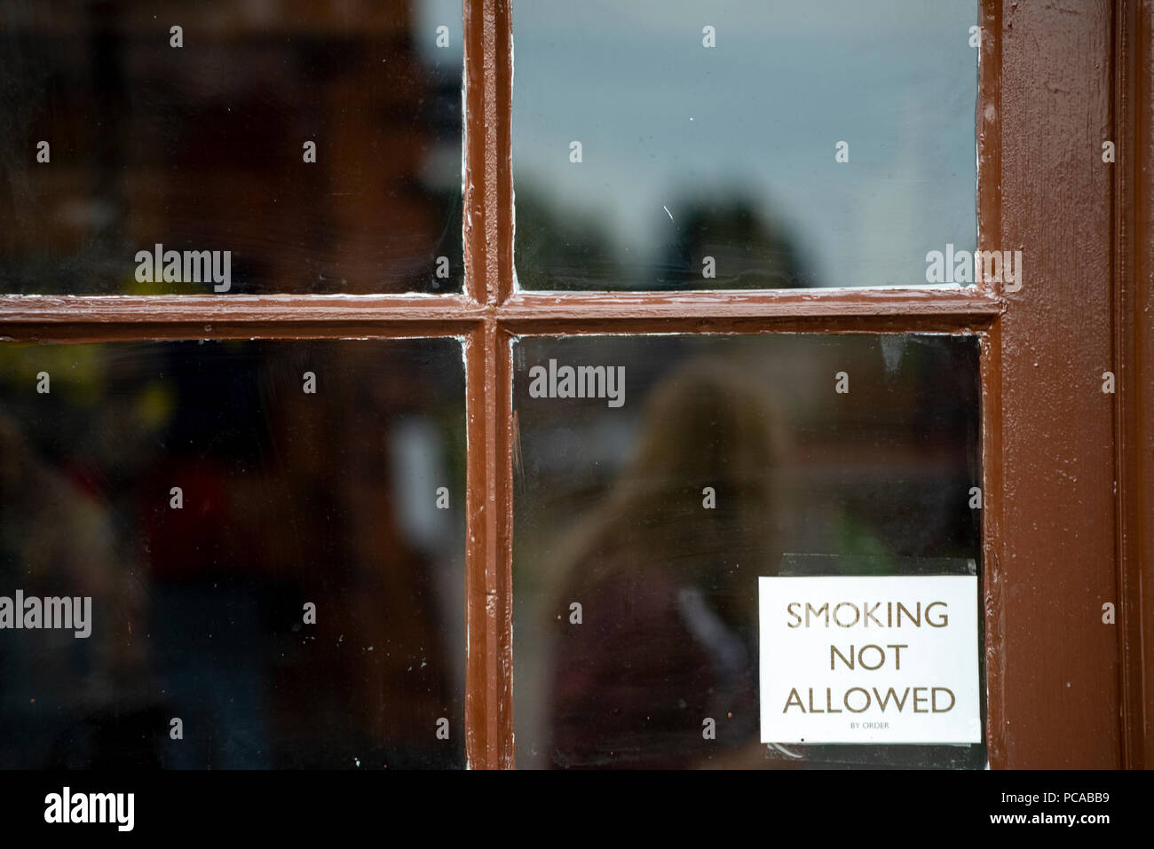 No smoking sign in the window Stock Photo - Alamy