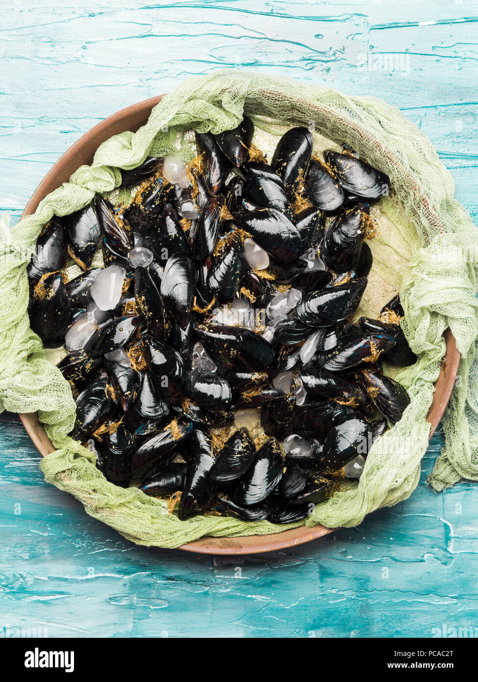 Fresh raw mussels on rusty tray. Seafood concept Stock Photo - Alamy