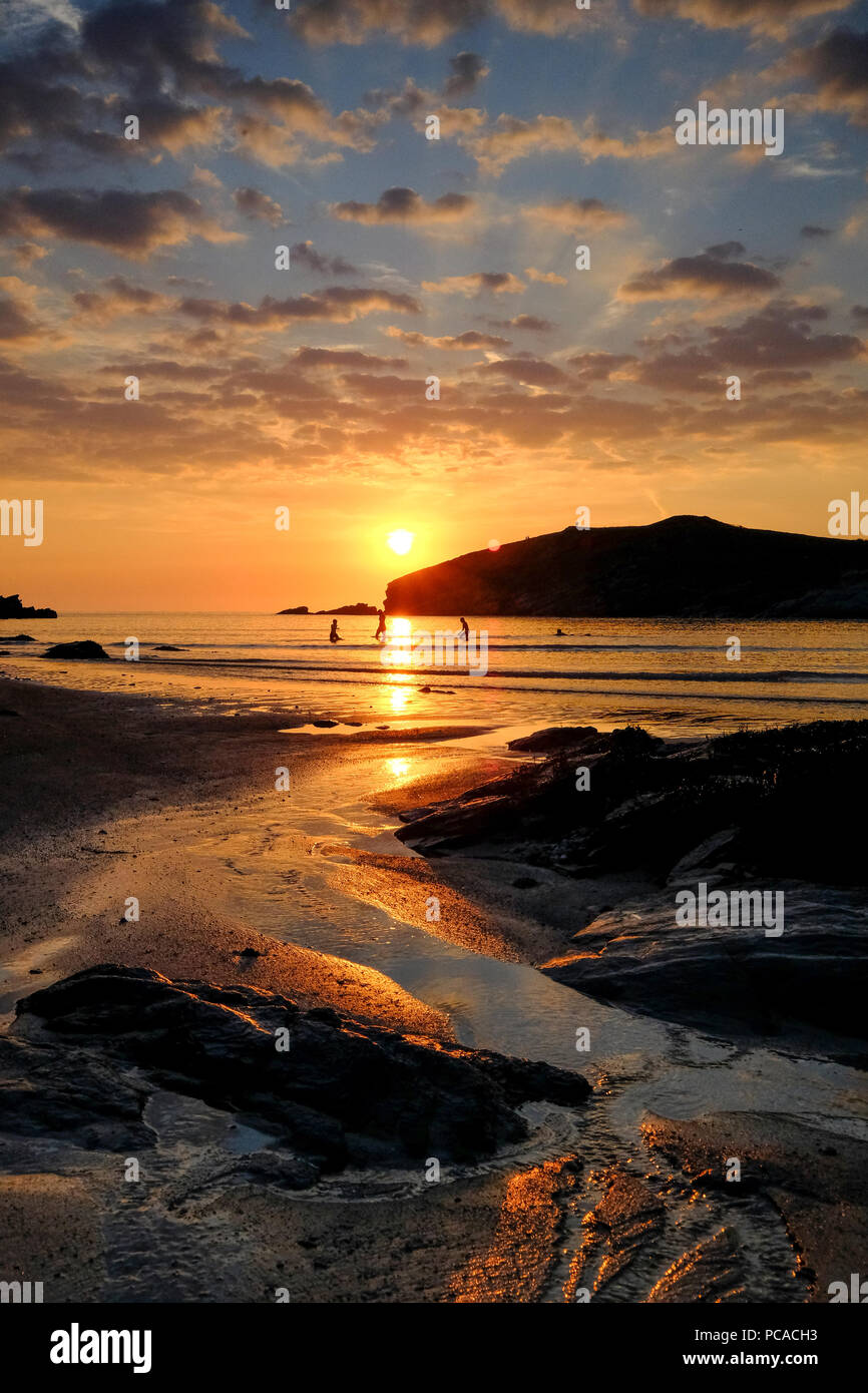 Cornwall Beaches Sunset / Cornish Sunset Chasing At The Blue Bar In ...