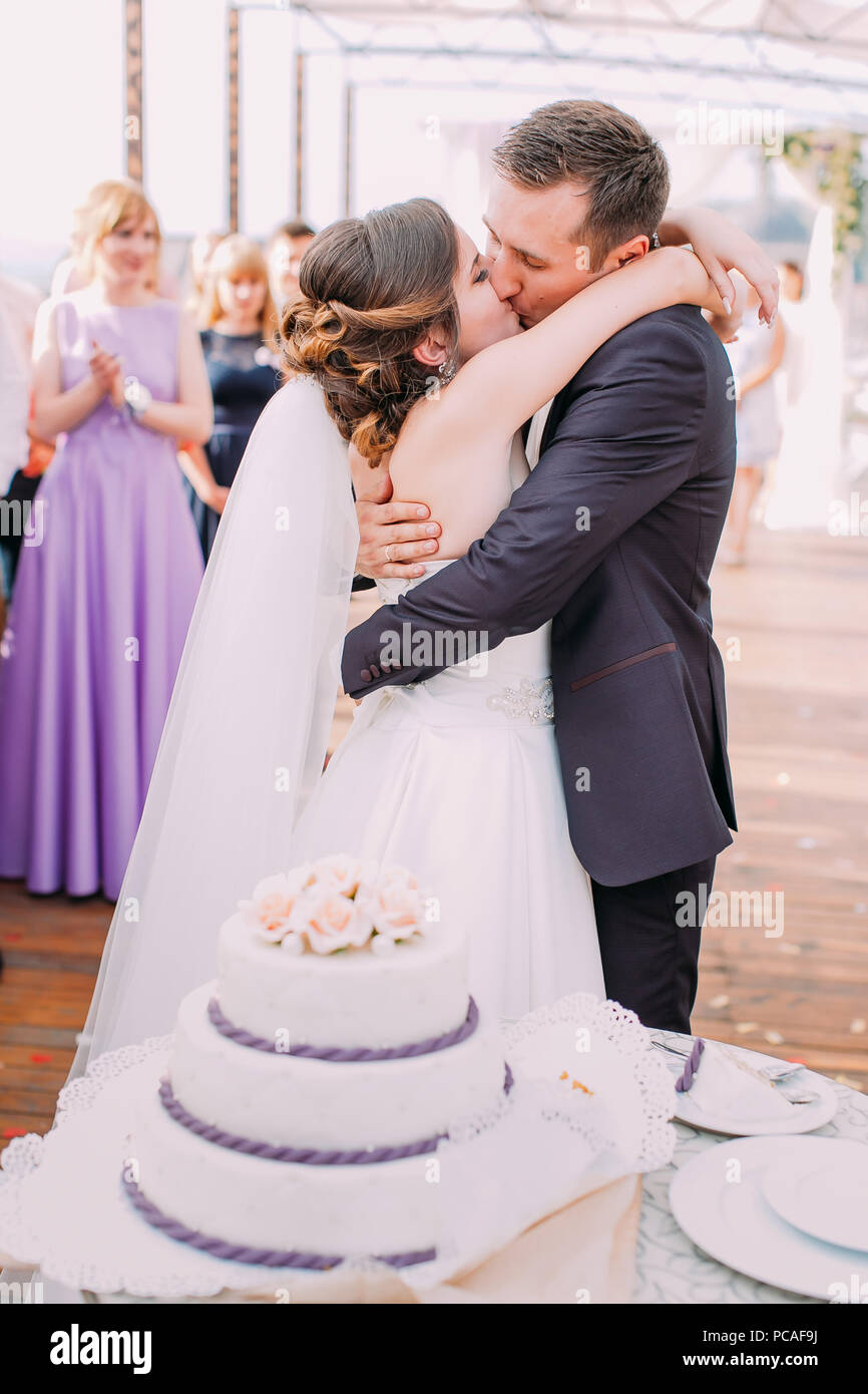 Kiss cake hi-res stock photography and images - Alamy