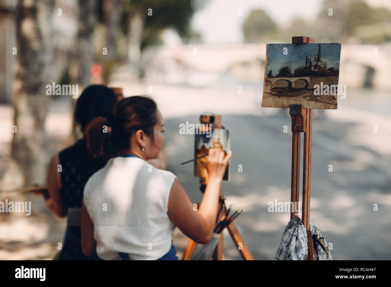 Drawing lessons in Paris, France. Notre Dame Stock Photo - Alamy