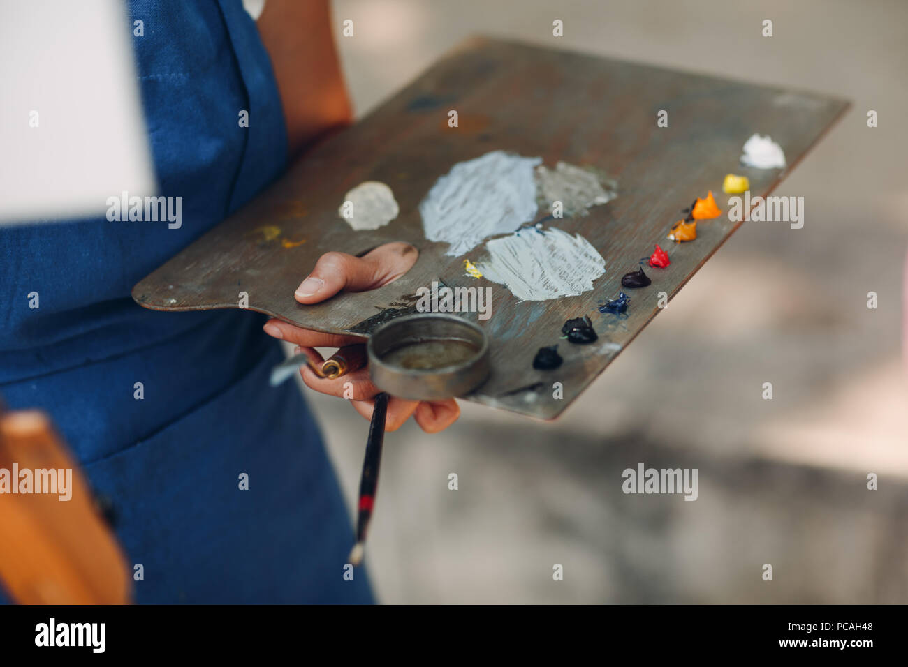 Hold palette hi-res stock photography and images - Alamy