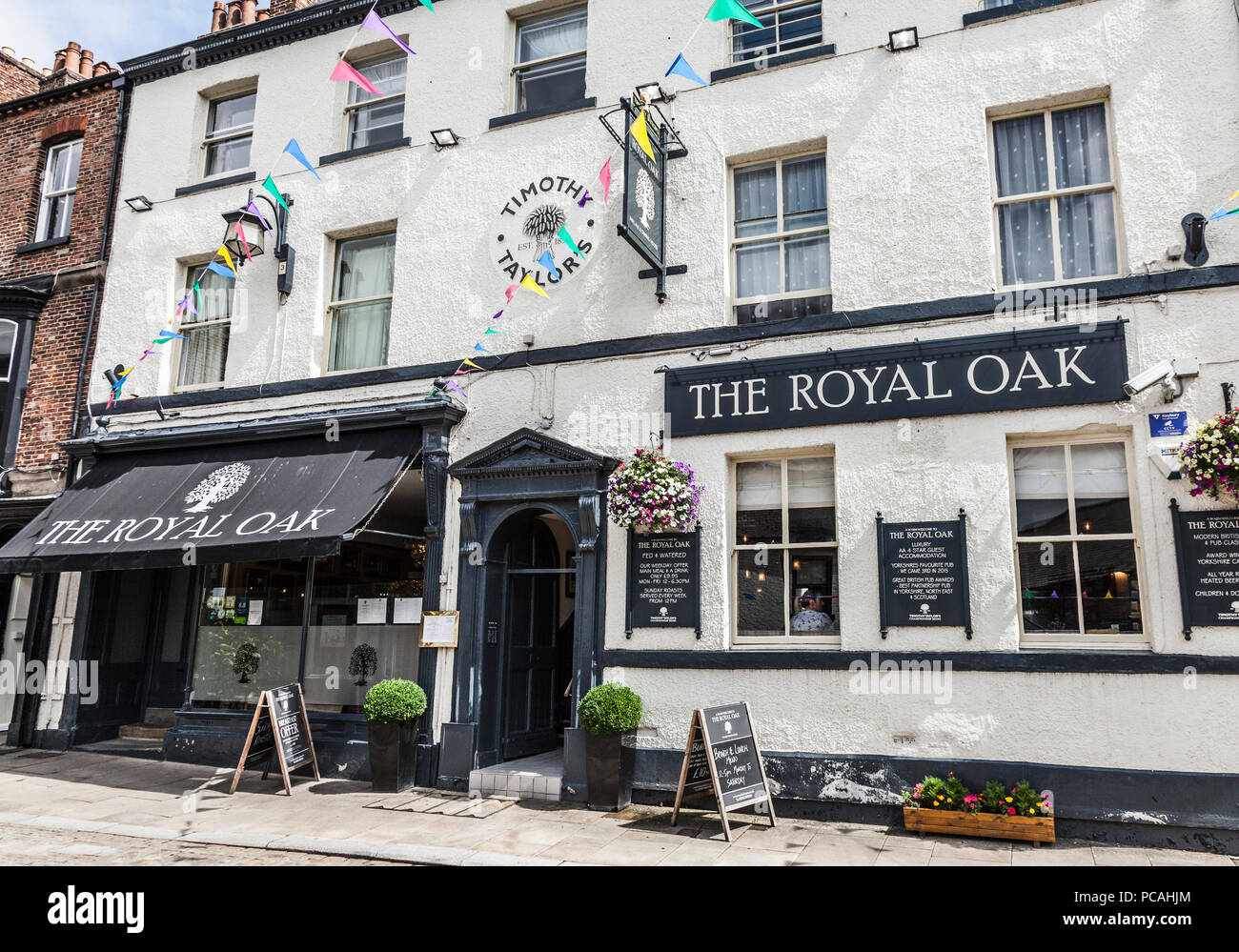 Royal oak public house in hi-res stock photography and images - Alamy