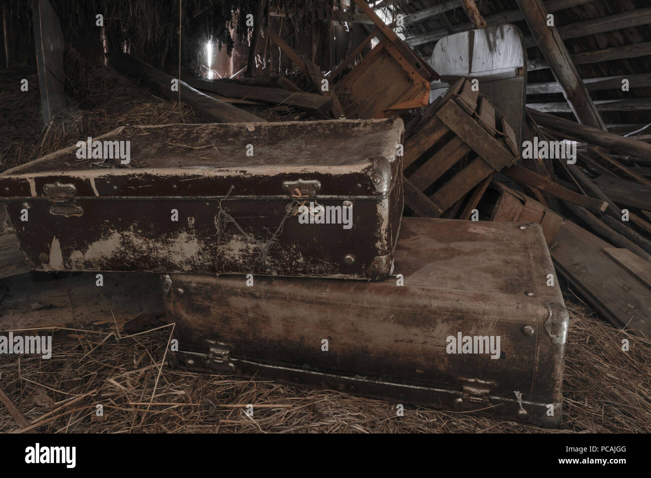 Dusty old suitcase hi-res stock photography and images - Alamy