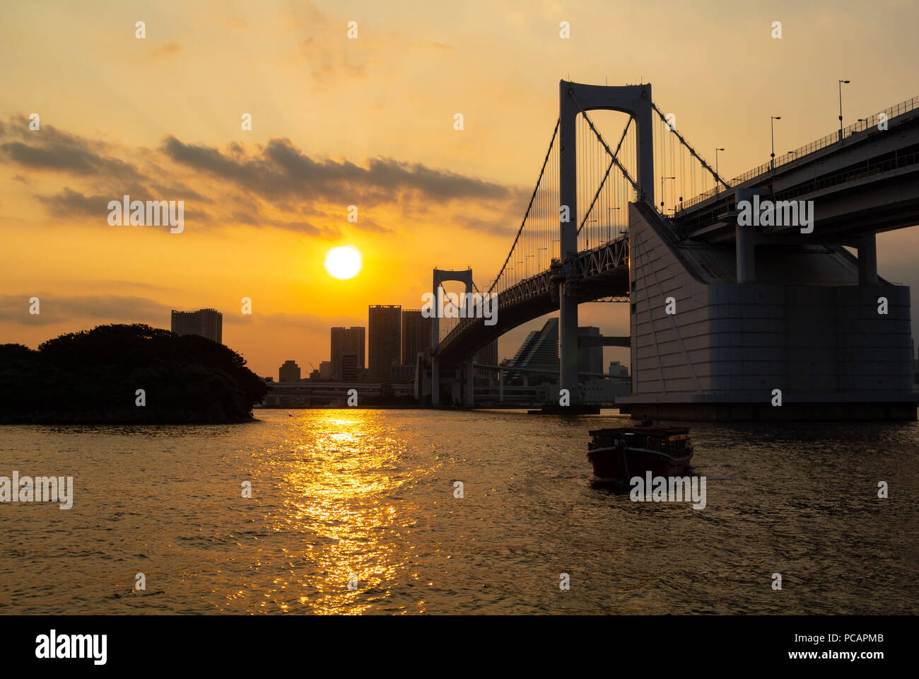 Rainbow bridge tokyo sunset hi-res stock photography and images - Alamy