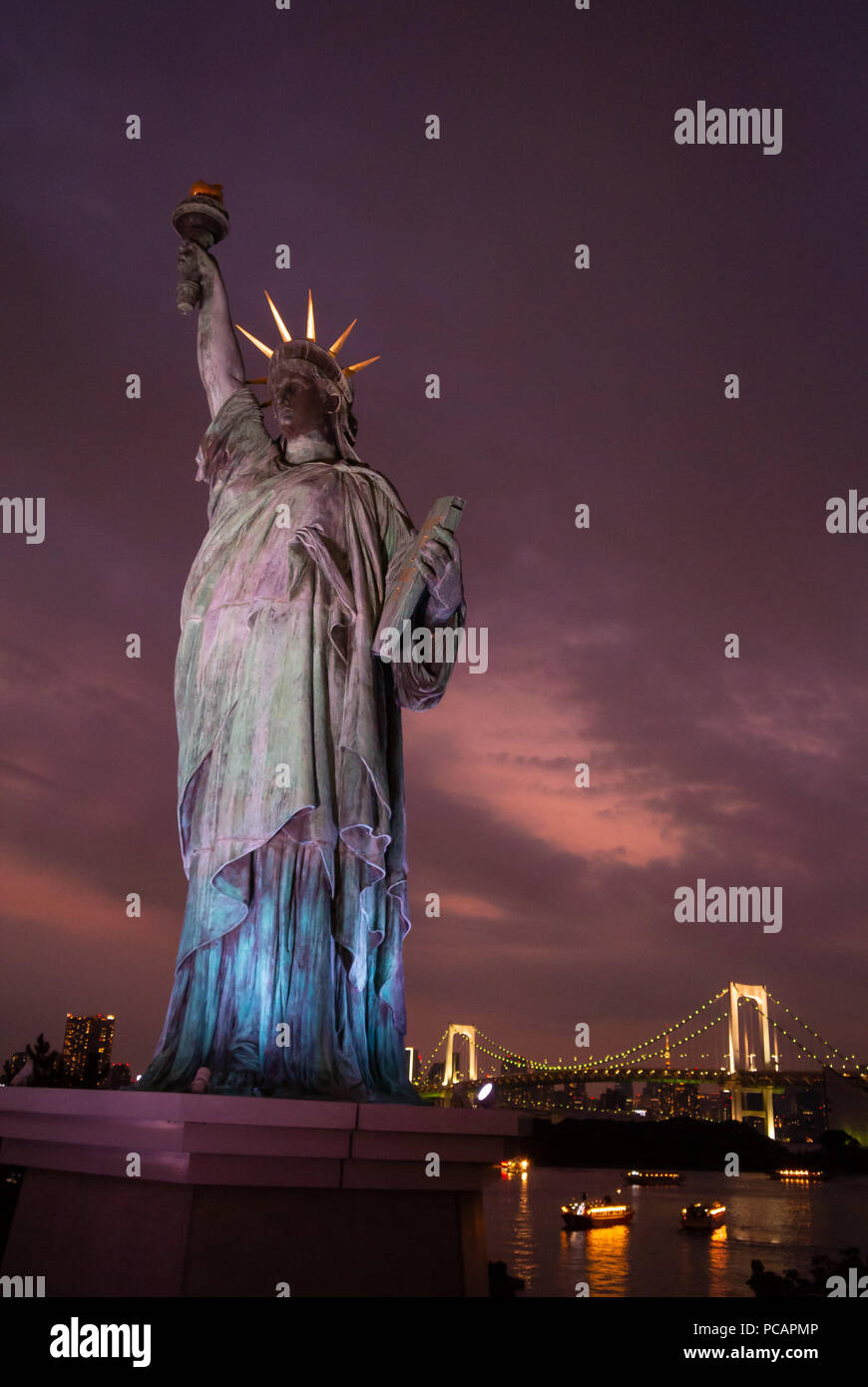Twilight moment at Tokyo rainbow bridge with statue of liberty, Odaiba ...