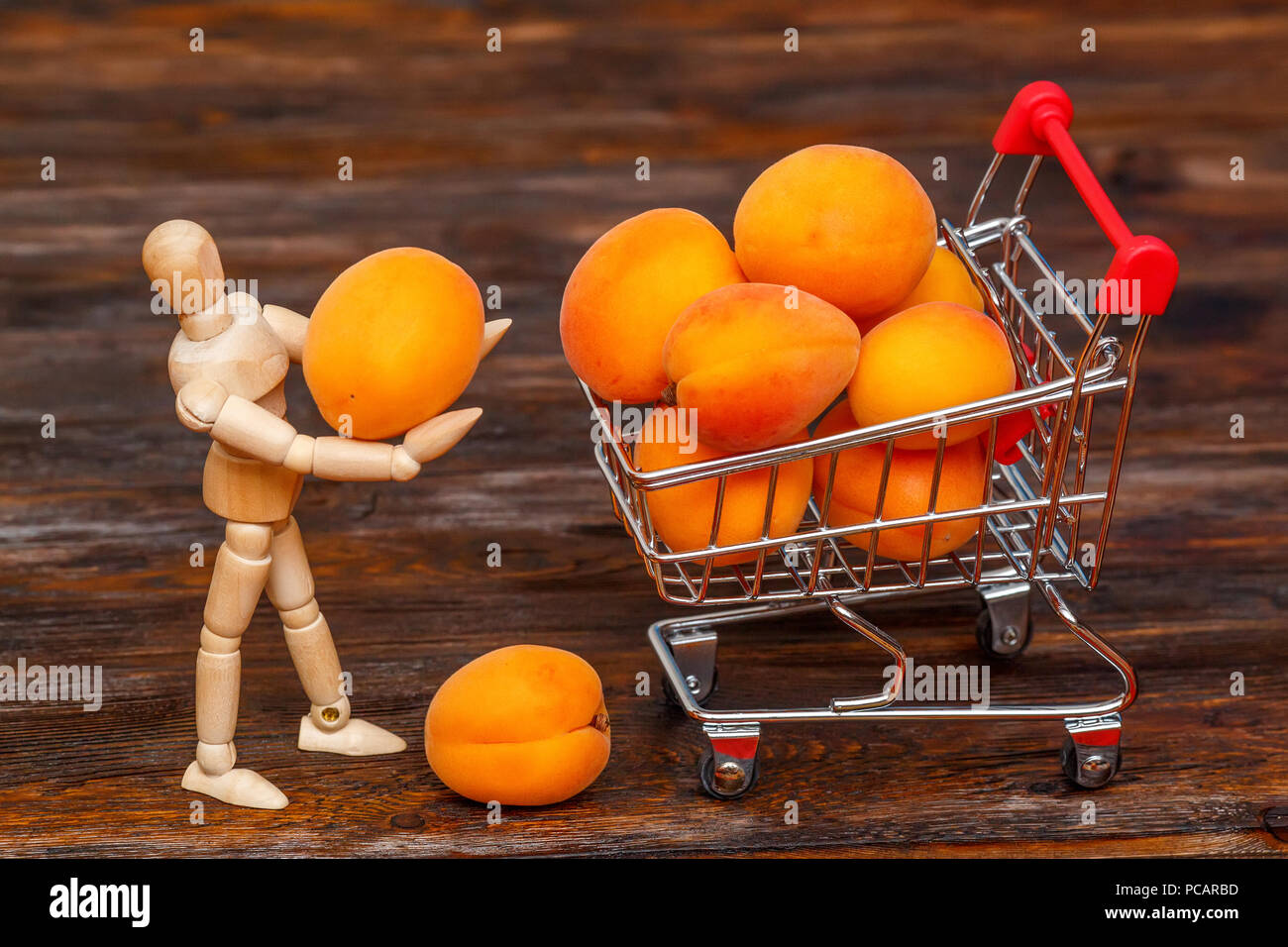 Apricots in mini shopping cart. Healthy food shopping concept ...