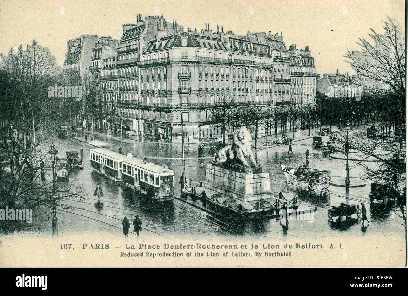 AL 107 - PARIS - La Place Denfert-Rochereau et le Lion de Belfort Stock ...