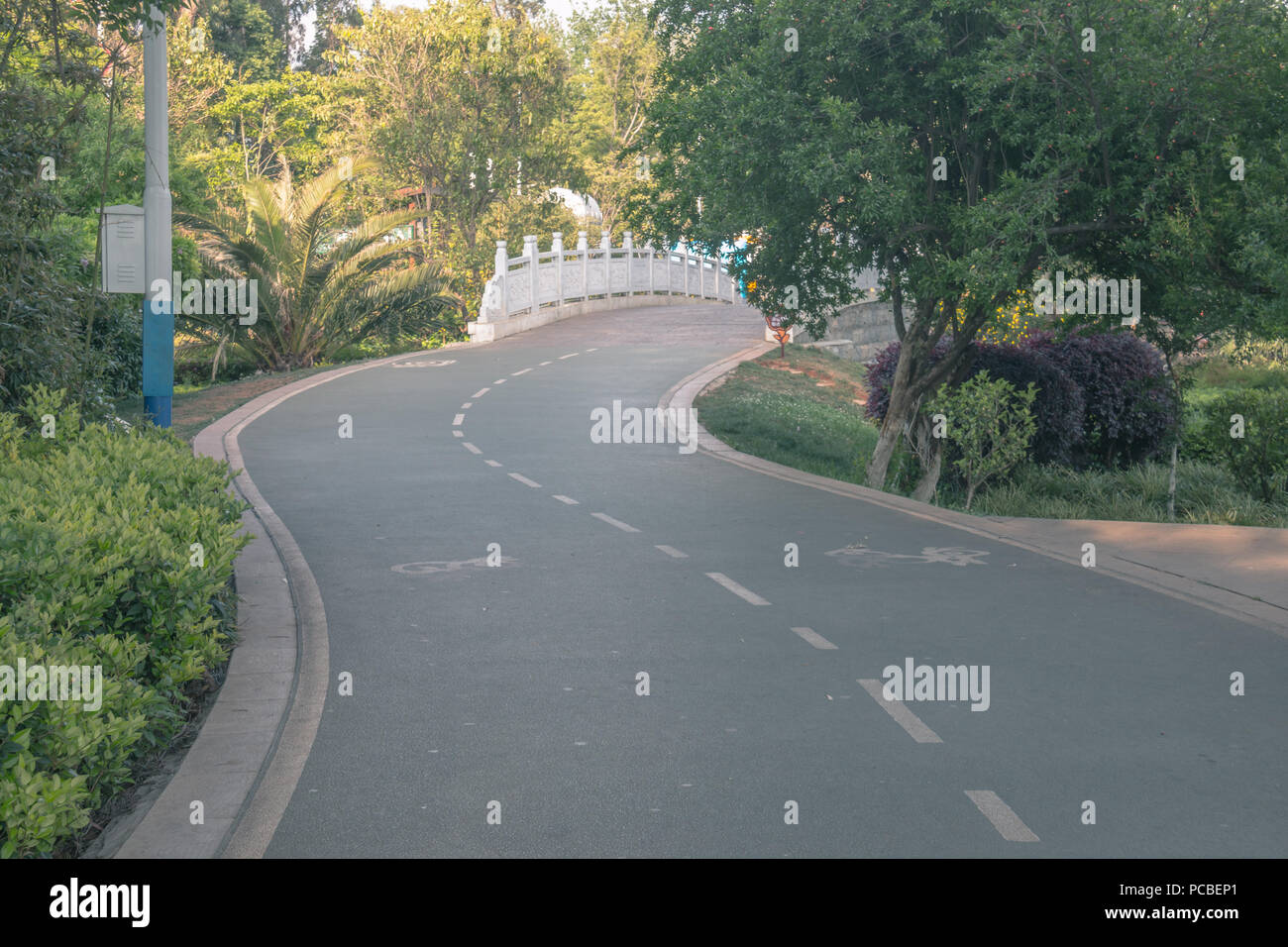 Curved white traffic line hi-res stock photography and images - Alamy