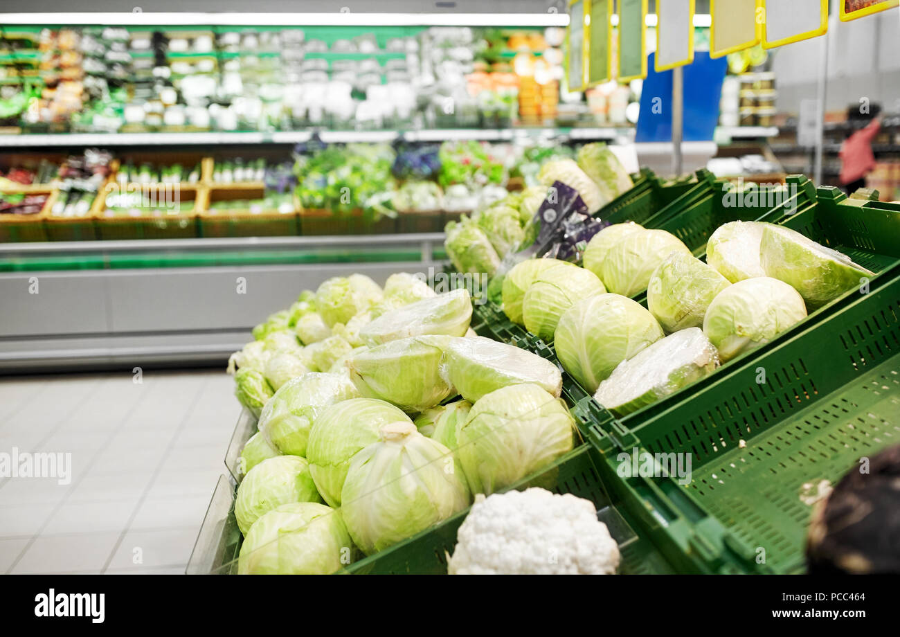 Fresh cabbage market stall pile hi-res stock photography and images - Alamy