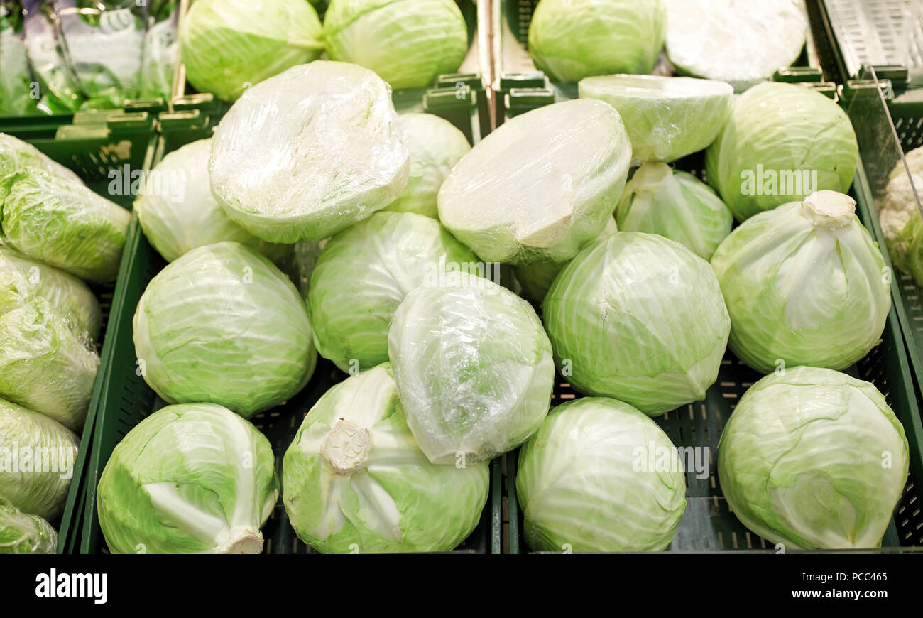 Fresh cabbage market stall pile hi-res stock photography and images - Alamy