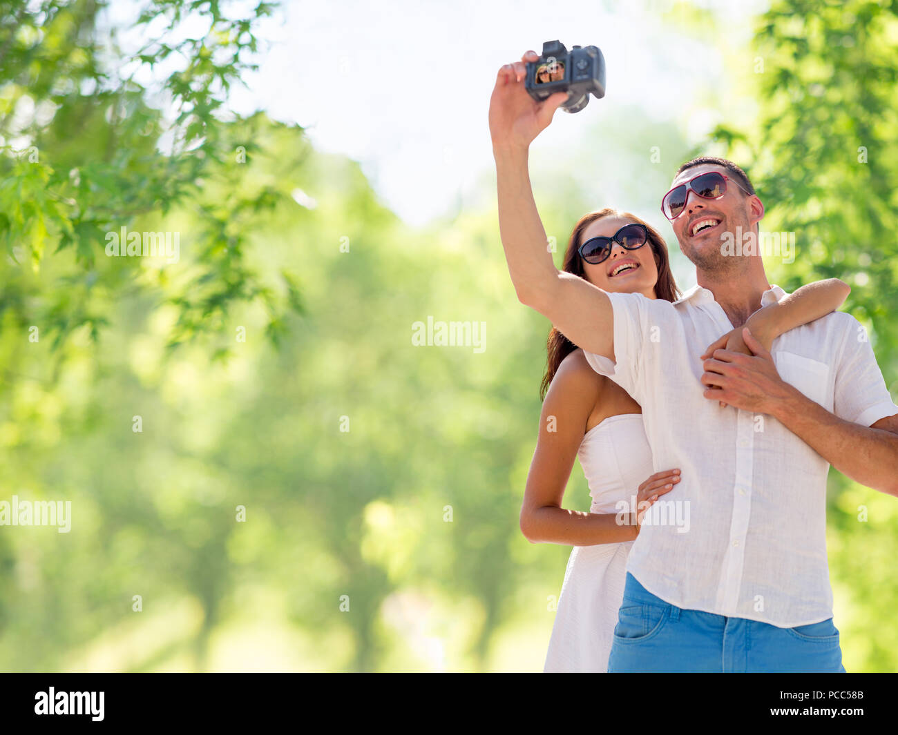 Couple camera hi-res stock photography and images - Alamy