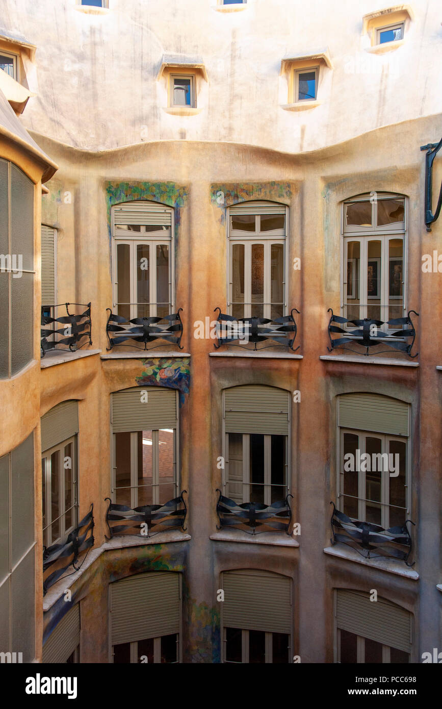 Barcelona, Casa Mila (la Pedrera), Innenhof, patio, windows Architekt ...