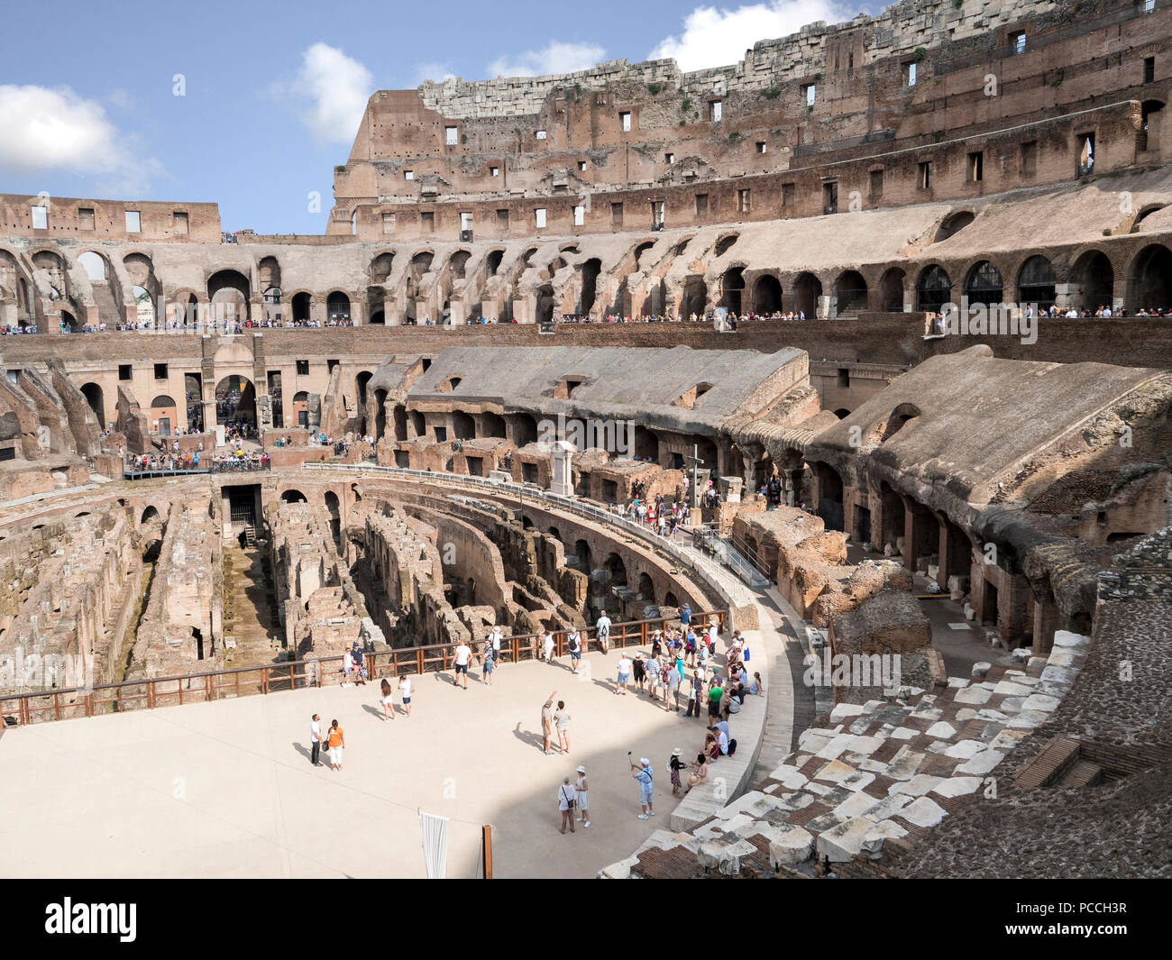 Arena crowd hi-res stock photography and images - Alamy