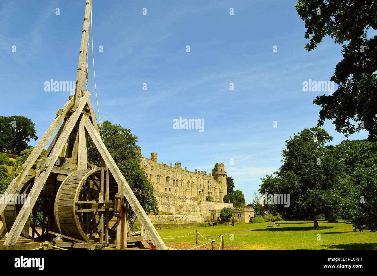 Catapult trebuchet warwick castle hi-res stock photography and images ...
