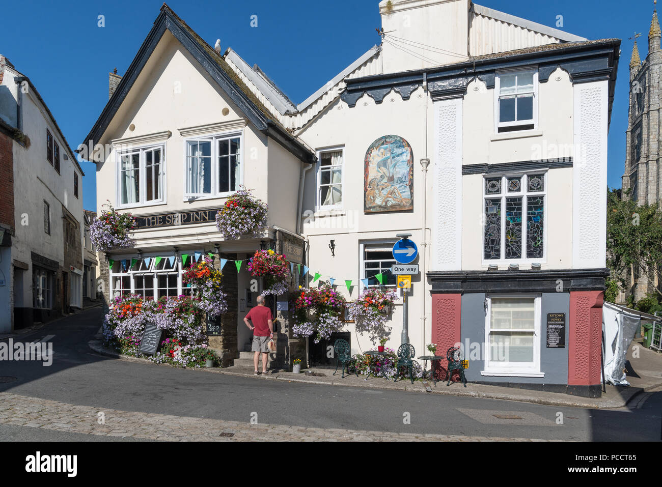Fowey_pub hi-res stock photography and images - Alamy