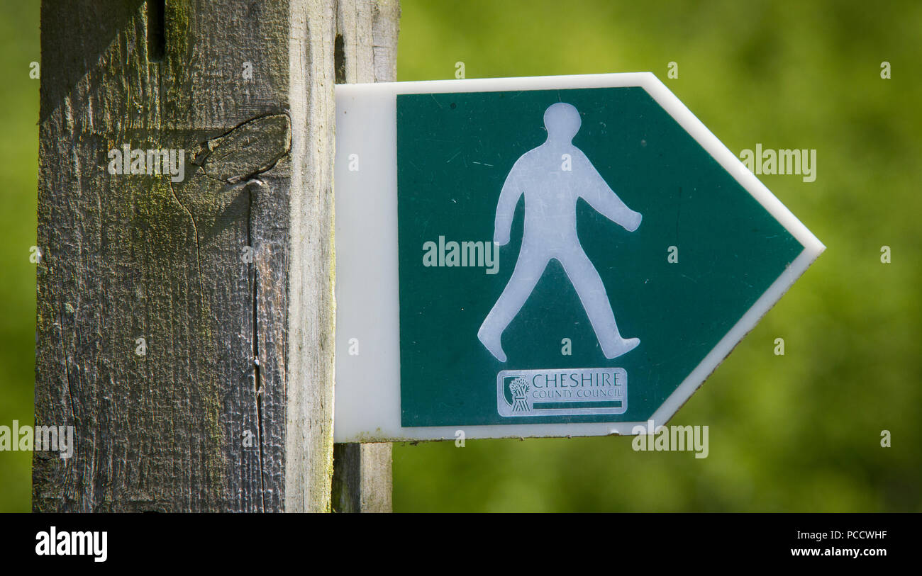 Footpath sign hi-res stock photography and images - Alamy