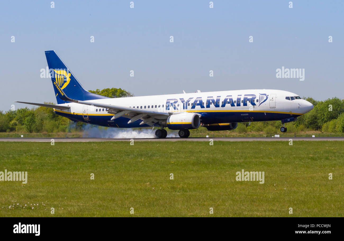 a Ryanair flight landing at Manchester airport Stock Photo - Alamy