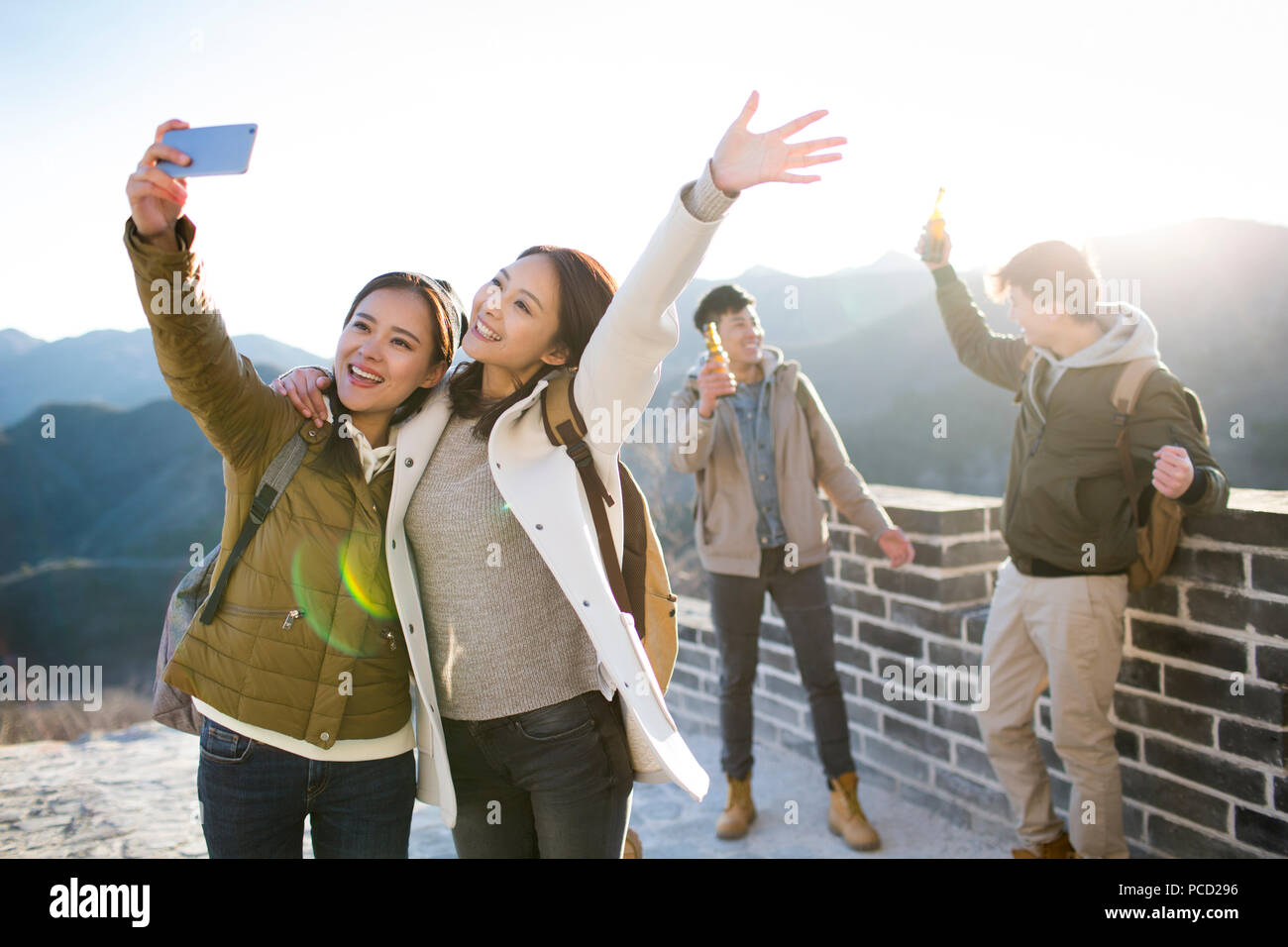 Happy young Chinese friends having fun on the Great Wall Stock Photo ...