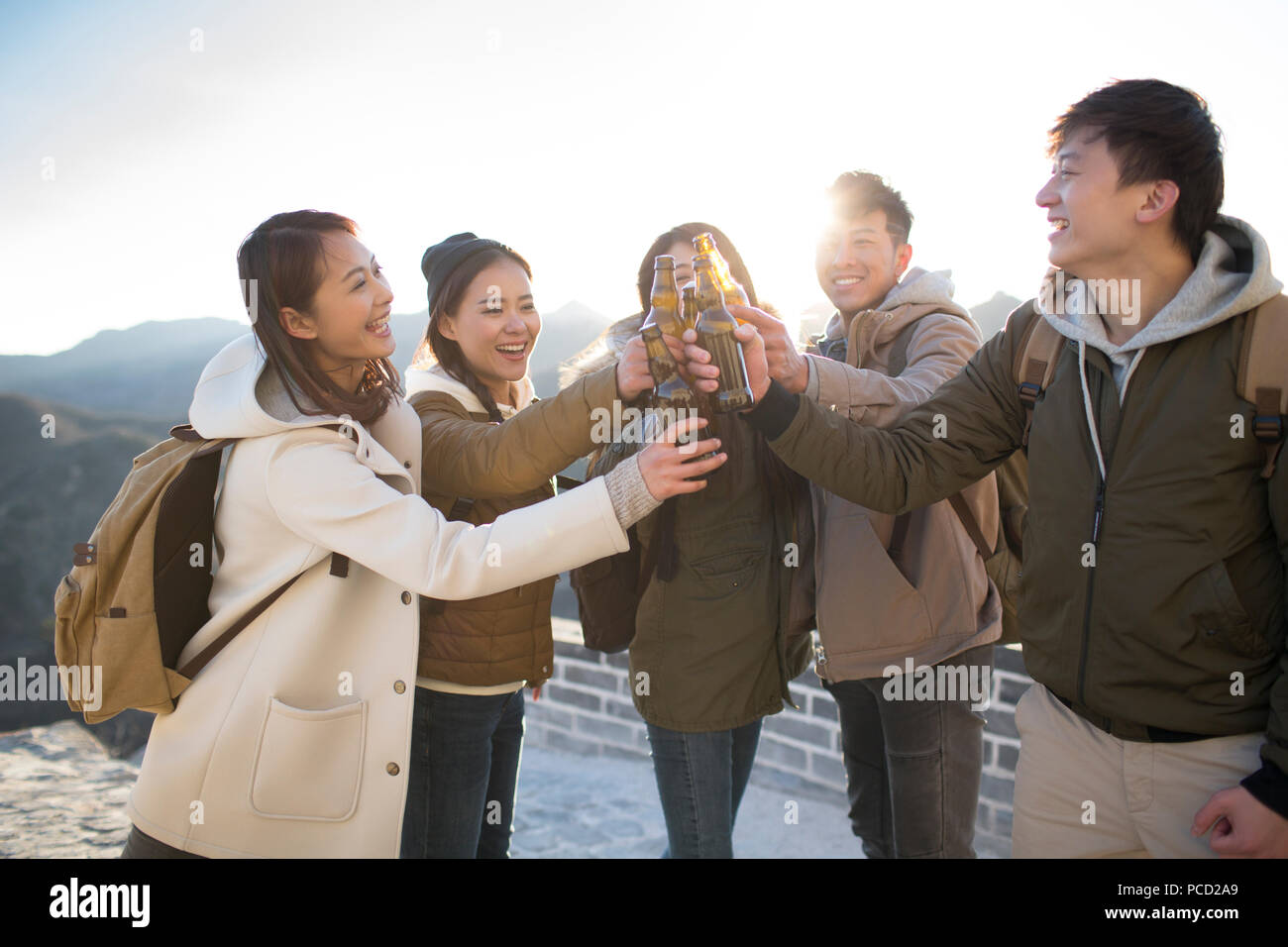 Happy young Chinese friends drinking beer on the Great Wall Stock Photo ...