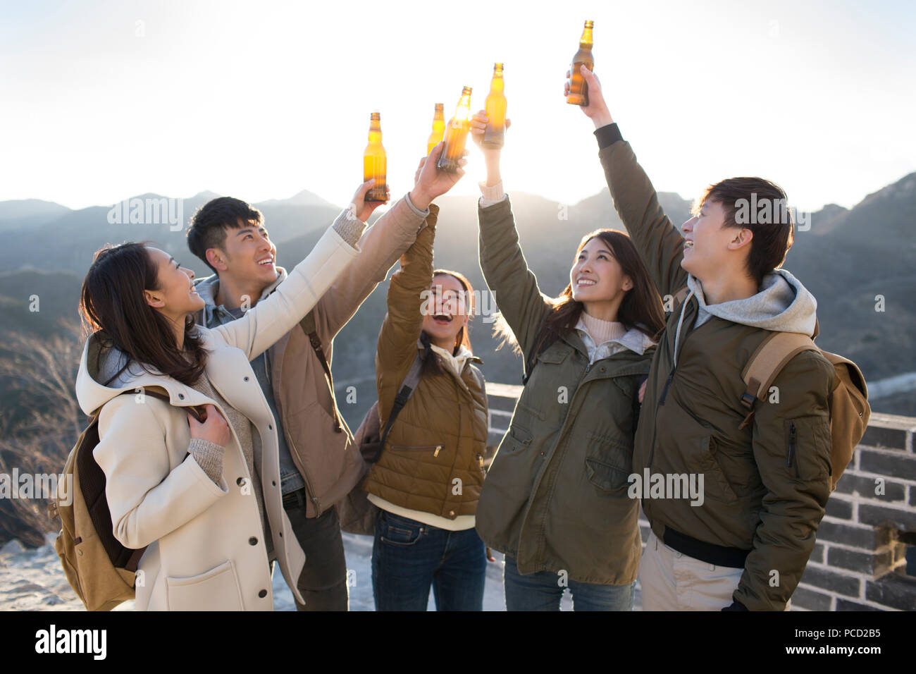 Happy young Chinese friends drinking beer on the Great Wall Stock Photo ...