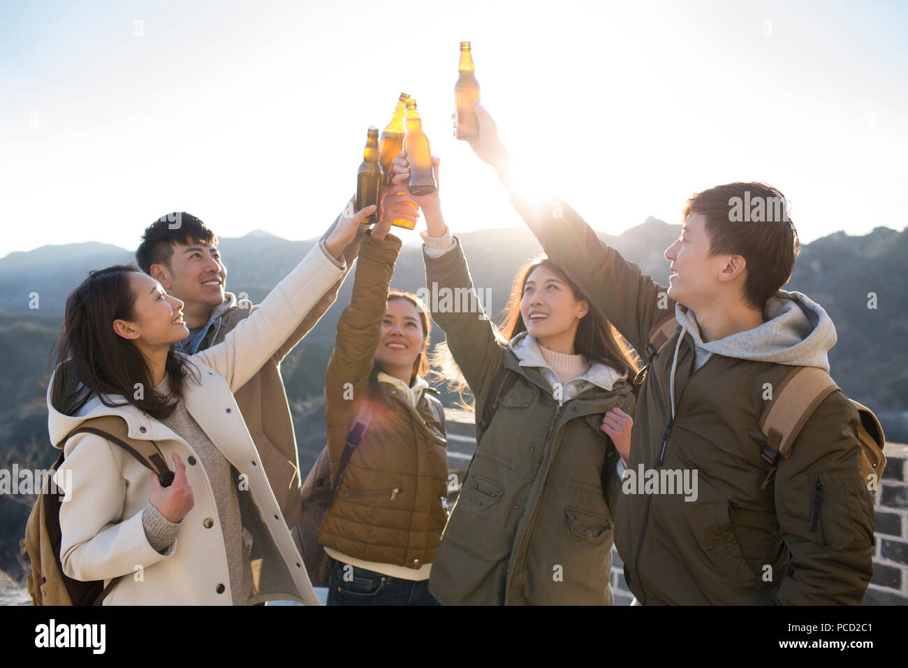 Happy young Chinese friends drinking beer on the Great Wall Stock Photo ...