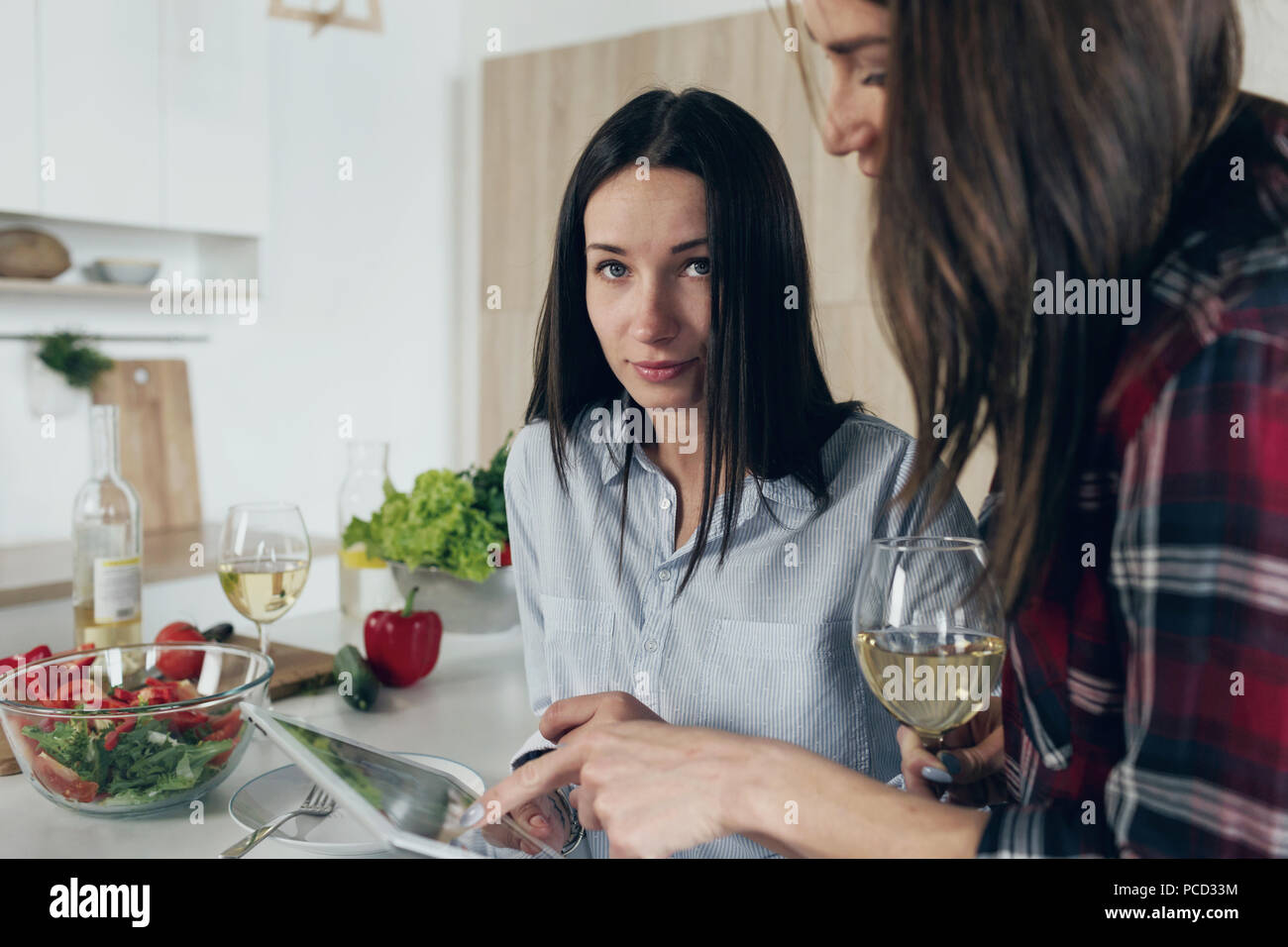 Two friends talking serious hi-res stock photography and images - Alamy