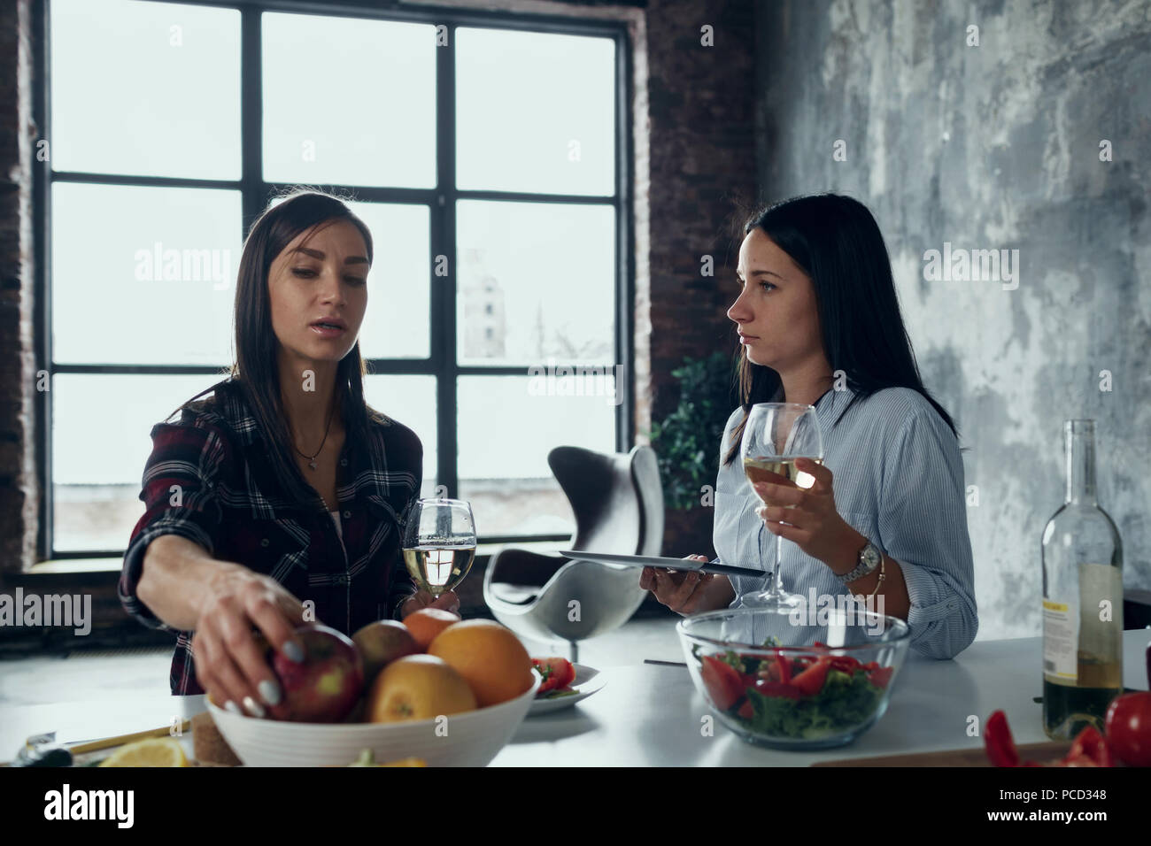 Two people having dinner in restaurant hi-res stock photography and ...